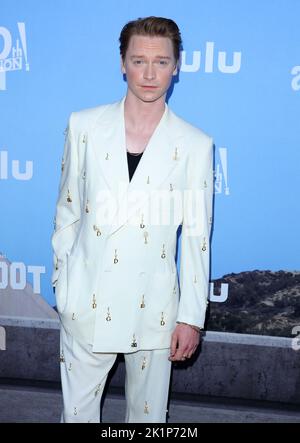 Calum Worthy kommt bei Hulus Original Series REBOOT Premiere im Fox ...