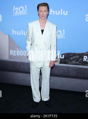 Calum Worthy kommt bei Hulus Original Series REBOOT Premiere im Fox ...