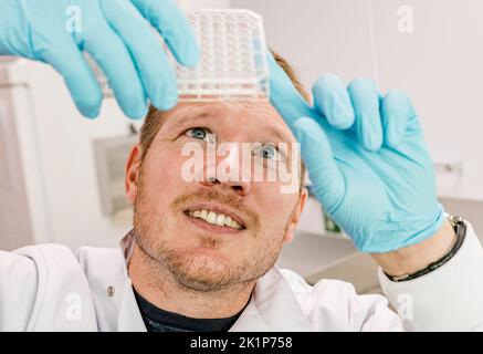 PRODUKTION - 09. September 2022, Schleswig-Holstein, Lübeck: Sebastian ...