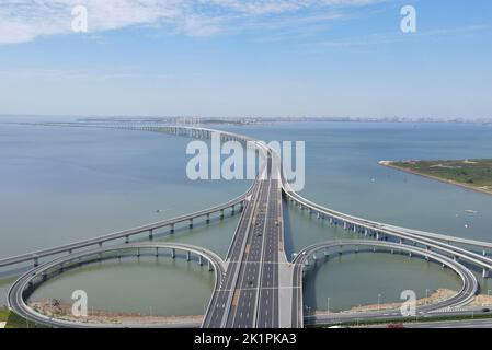 QINGDAO, CHINA - 20. SEPTEMBER 2022 - Blick auf die Quer-Meeresbrücke ...