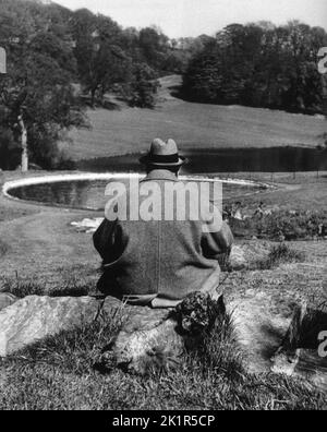 Winston Churchill auf dem Gelände von Chartwell mit seinem Freund Ralph ...