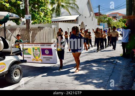 Die Belize Police Youth Cadet Corp Prozession in der San Pedro, Belize ...