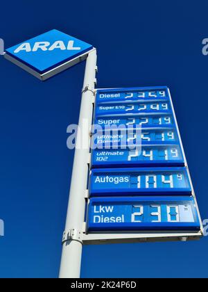 Logo und Kraftstoffpreise von ARAL in Deutschland. Aral ist eine Marke ...