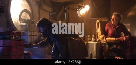 (L-R): Cassian Andor (Diego Luna), Maarva (Fiona Shaw) und B2EMO in ...