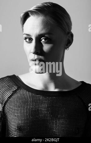 Wunderschönes Schwarz-Weiß-Bild von Menschen, die bei Sonnenuntergang ...