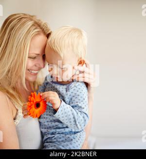 Vater und Sohn haben besondere Momente auf See. Vater Sohn Abenteuer ...