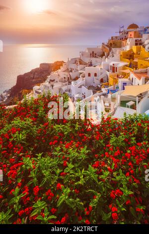 Legendären Sonnenuntergang in die Stadt Oia auf der griechischen Insel Santorin (Thera ...