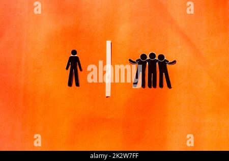 Papiermann, der isoliert von der Gruppe steht. Fühlen Sie sich ...