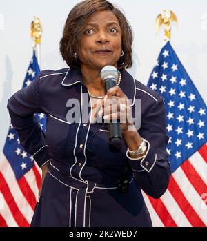 Der Kandidat für Senator Val Demings, der bei einer Kundgebung der ...