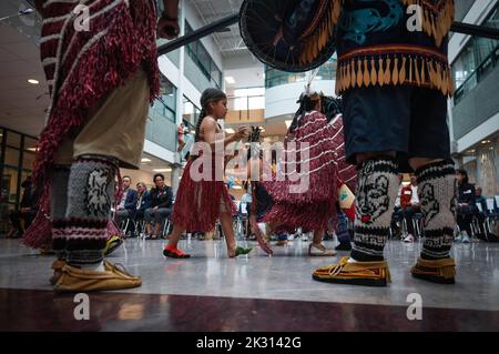 Kanada. 23. September 2022. Mitglieder der Musqueam First Nation führen ...