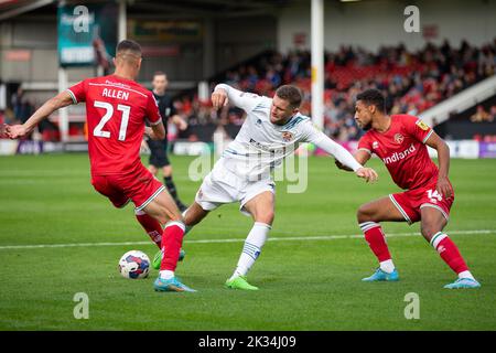 Reece McAlear #8 von Tranmere Rovers konkurriert um einen Header mit ...
