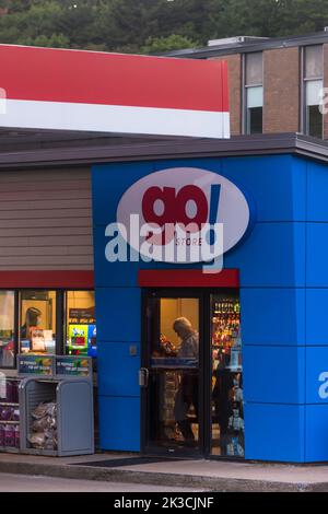 ESSO Gas (auch bekannt als ExxonMobil) Station vor dem Laden. Der ...