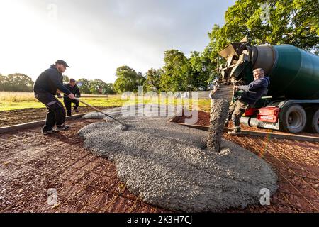 Am frühen Morgen Beton Gießen einer stabilen Blockplatte. Es wird als ...