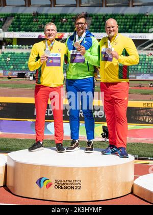 Mykolas Alekna (Silber) aus Litauen bei der Diskus-Medaillenübergabe ...