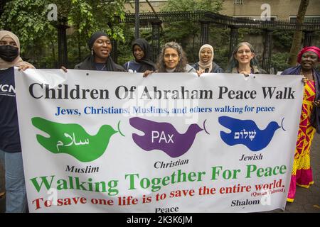 Mitglieder verschiedener religiöser Gruppen und Religionen treffen sich ...