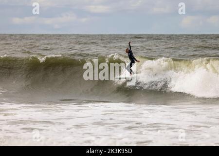 27. September 2022, Schleswig-Holstein, Westerland/Sylt: Drei Surfer ...