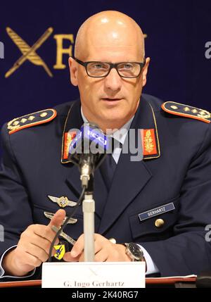 Tokio, Japan. 29. September 2022. Ingo Gerhartz (R), Chef der deutschen ...