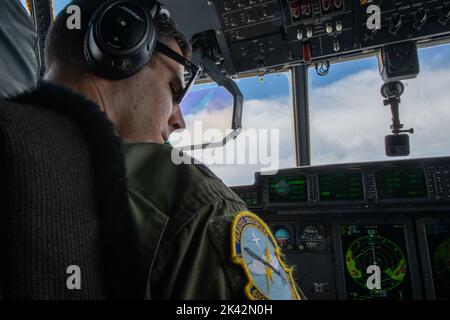 LT. Col. Dave Gentile, Kommandant des Wetteraufklärungsgeschwaders 53 ...