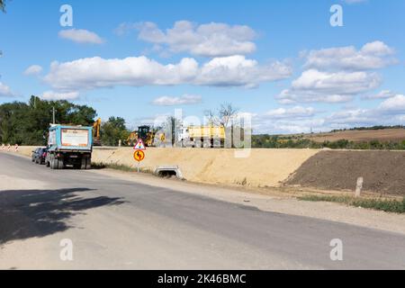 Vulcanesti, Moldawien - 20. September 2022 Straßenmaschinen führt die ...