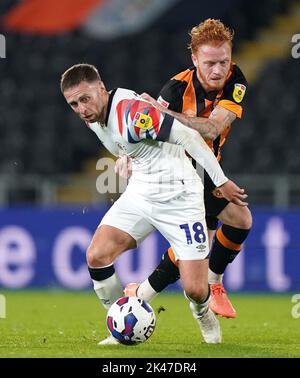 Jordan Clark (links) in Luton Town feiert das Eröffnungstor mit ...