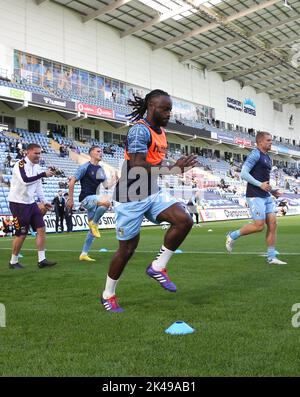 Fankaty Dabo von Coventry City (Mitte) kämpft während des Sky Bet ...