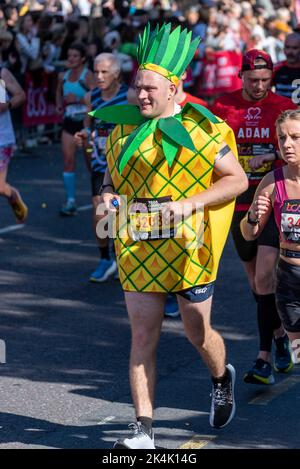Simon Howard läuft beim TCS London Marathon 2022 auf der Tower Hill ...