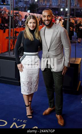 Theo Walcott und seine Frau Melie bei der Woman King Premiere im Odeon ...