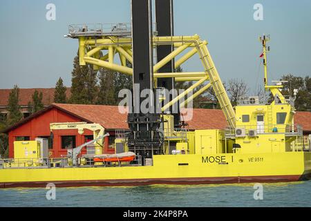 Die schwimmende Plattform der Mose, die die Lagune von Venedig bei Flut ...