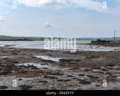 Bei Ebbe Schlamm auf dem freiliegenden Meeresboden. Die seichte ...