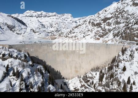 Schweiz, Kanton Wallis, Finhault, Staudamm Emosson, Blick auf die Krone ...