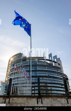 05. Oktober 2022, Frankreich, Straßburg: Die Flaggen der Europäischen ...