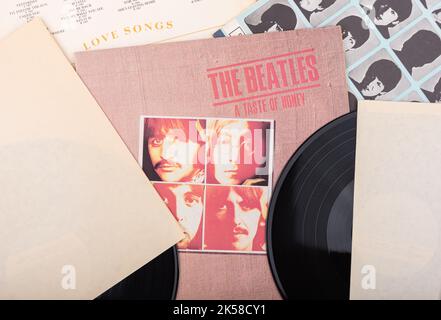 Moskau, Russland: 06. Oktober 2022: Englische Rockband The Beatles Alben auf Vinyl-Schallplatten ...