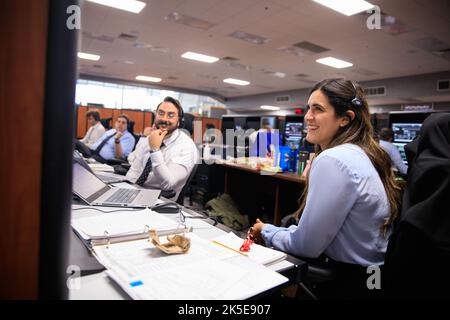 Mitglieder des Artemis I Launch Teams sind an ihren Konsolen im Firing ...