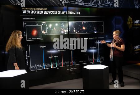 Michelle Thaller, links, spricht mit NASA James Webb Space Telescope ...