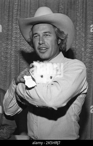 Steve Kanaly von Stars and Hearts profitiert vom Tierfonds im Santa ...