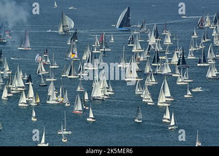 Triest, Italien. 9.. Oktober 2022. Barcolana Nummer 54. 1614 Segelboote ...