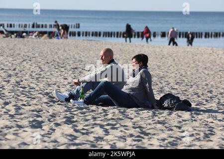 10. Oktober 2022, Mecklenburg-Vorpommern, Kühlungsborn: Am Strand an ...