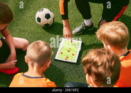 Fußballtraining. Fußballtrainer erklärt Spielregeln und Strategie mit ...