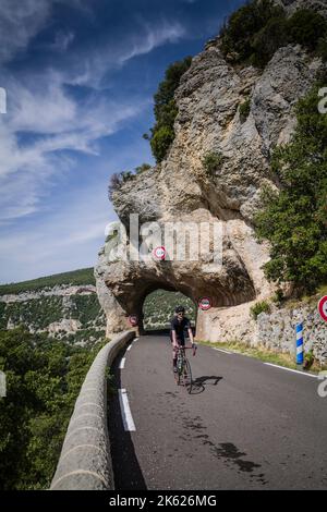 Ein männlicher Radler fährt durch einen Tunnel auf der Balkonstraße ...