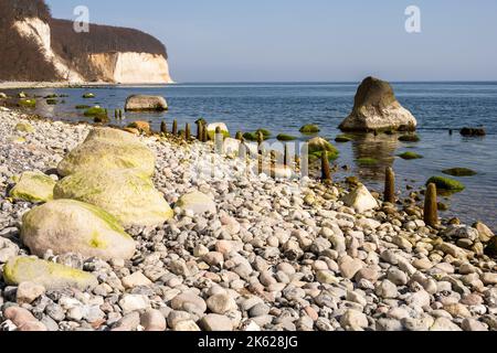 Insel Rügen bei Sassnitz Wanderweg an der Küste mit Blick auf die ...