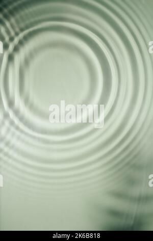 Entkokelt geriffelte, transparente, frisch-grüne Wasser-Gel-Oberfläche im Schwimmbad mit Flecken ...