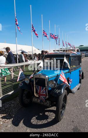 Blue Austin 7, geschmückt mit Union Jack-Flaggen zur Feier des ...