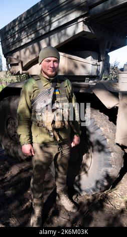 Ein ukrainischer Armeesoldat steht während seiner medizinischen Rehabilitationsphase vor einer ...