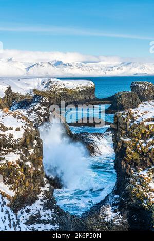 Gatklettur (Hellnar Arch), natürlich geformter Steinbogen, der zwischen ...