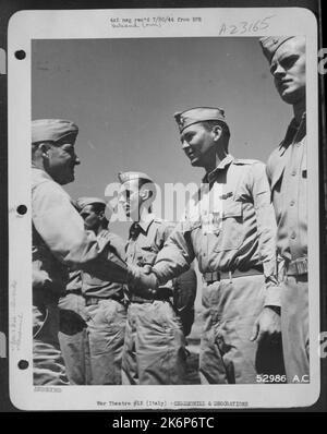 General Nathan F. Twining, Kommandeur der Luftwaffe von 15., extrem ...