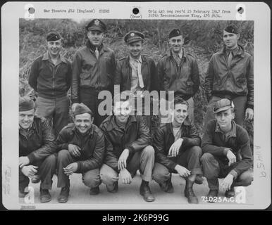 Eine Crew der 379Th Bomb Group, posiert für den Fotografen auf einer 8 ...