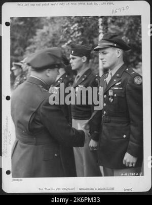 Brig. Gen. Archie J. Old, Jr. Gratuliert Kapitän Robert V. Funck ...