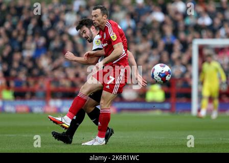 Accrington Stanley's Shaun Whalley (links) und Leeds United's Georginio ...