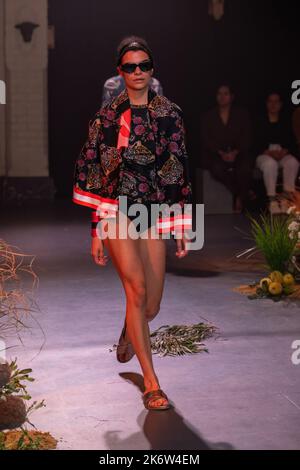 Melbourne, Australien. 15. Oktober 2022. Ein Modell im Design von Amber ...