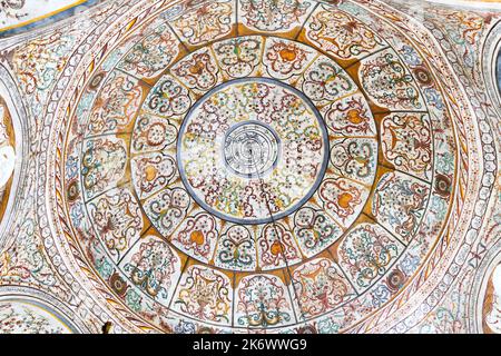 Innenraum der Hajji et'hem Bey Moschee in Tirana, Albanien, bekannt als ...